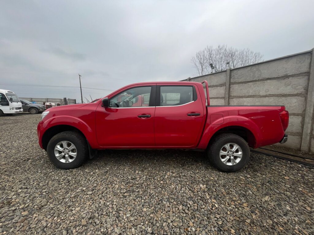 Nissan NP300 Doble Cabina 4X4 109.820 2017 2.3cc Rojo Diesel Mecánica - Camionetas Maule
