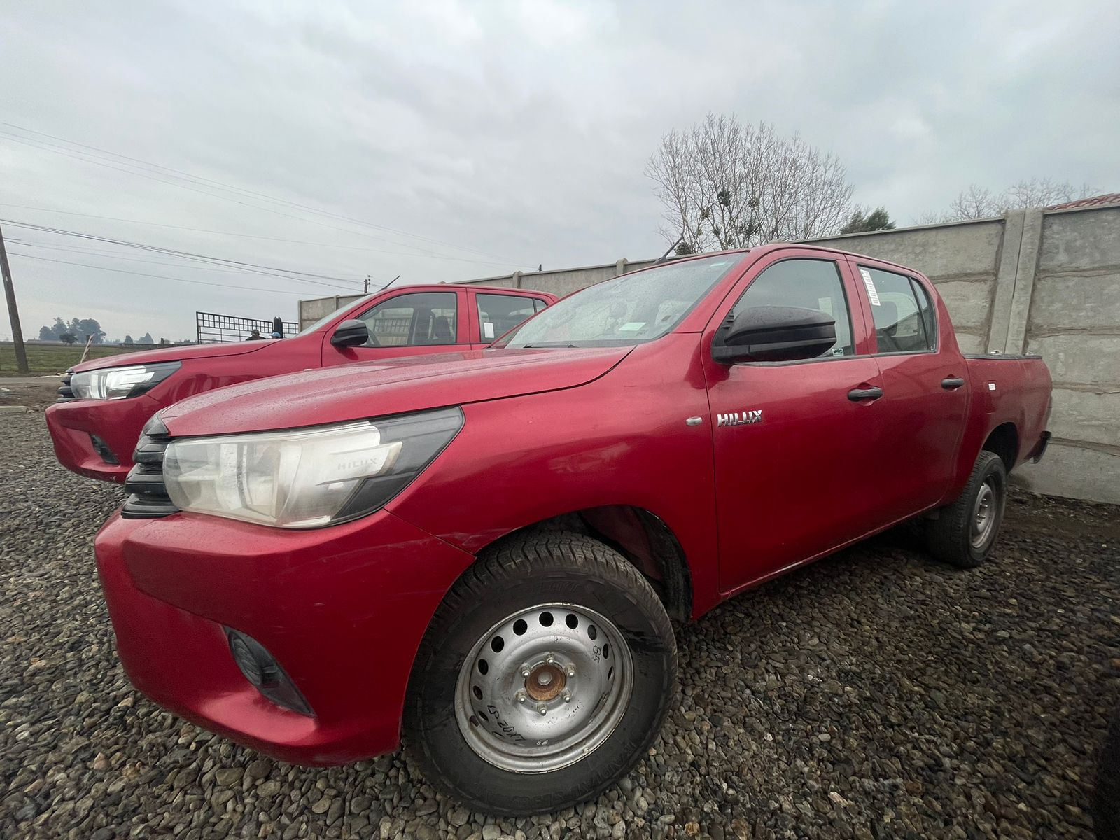 Toyota Hilux Doble Cabina DX 4X2 82.596 2019 2.4CC Rojo Diesel Mecánica - Camionetas Maule